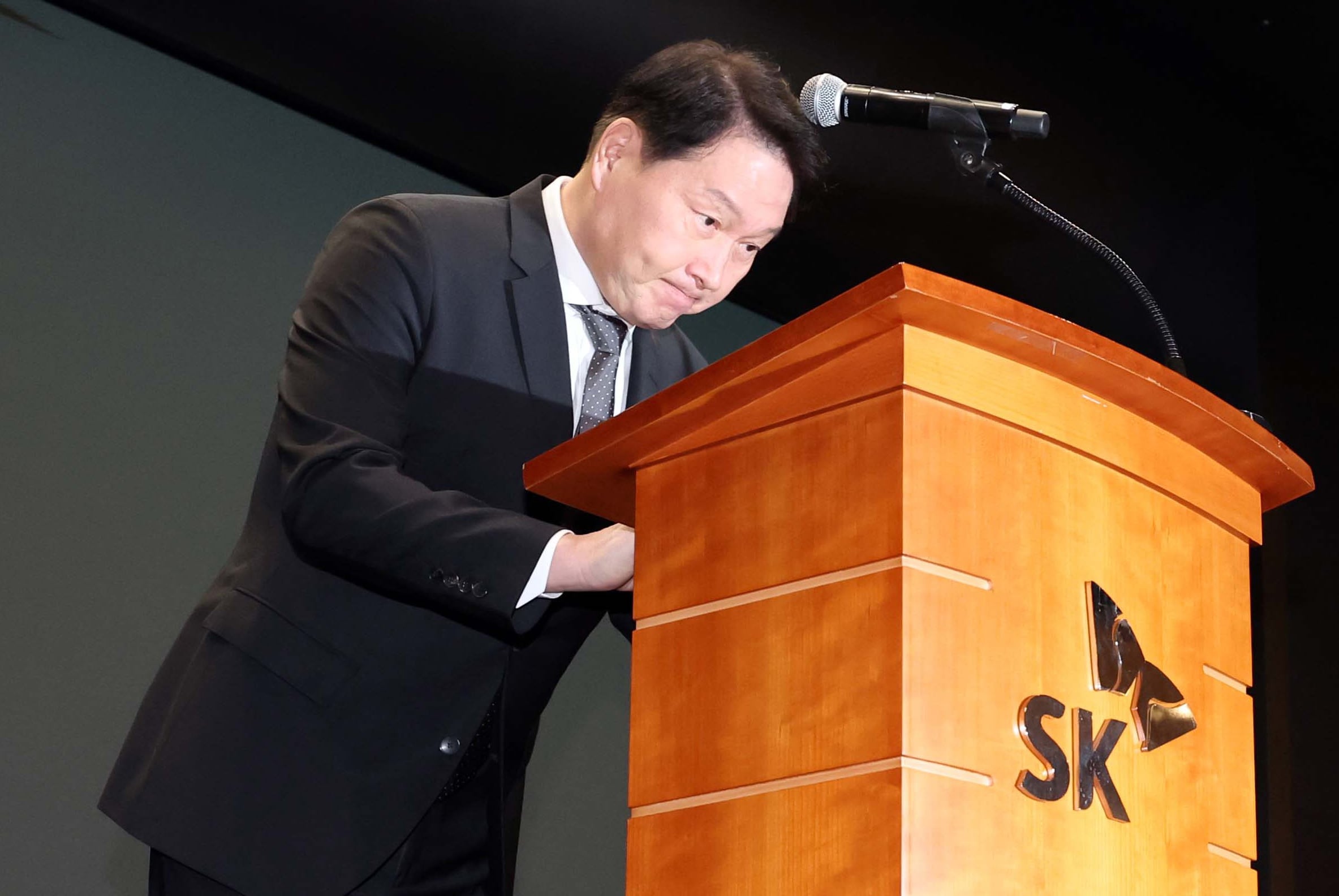 SKT 시가총액 하루새 7000억 증발... KT는 1년 신고가