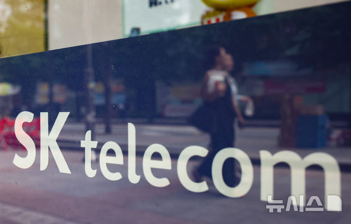 SKT, 4년 전부터 해킹 공격받아…고객 유심정보 25종 유출