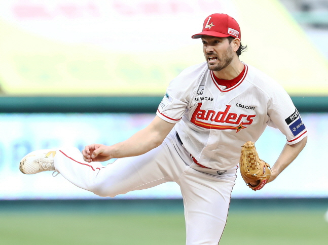 '폰세 게 섯거라' SSG 앤더슨, 1점대 ERA 진입 'KBO 단 둘 뿐'... '타격 9위' 랜더스 이끄는 힘