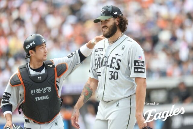 “OOO 괜찮나요?” KBO 최고 에이스 폰세가 트레이너에게 달려갔고 멘붕에 빠졌다…한화 36세 포수의 미친 존재감