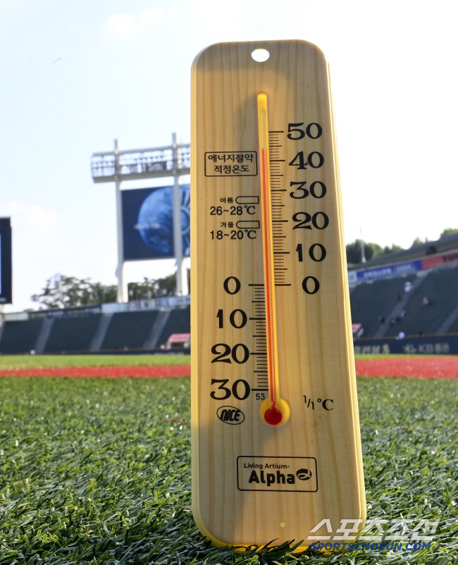 서있기도 힘든 폭염에 야구장 비상 조치, KBO와 KBSA 안전 확보 대책마련에 분주