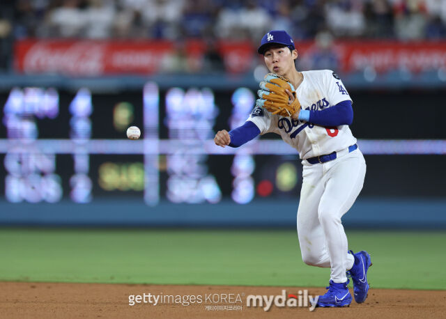 "미쳤다, 미쳤다" 김혜성 2연속 호수비 폭발, KBO GG 2루수 가치 증명... 美 기자도 감탄 일색
