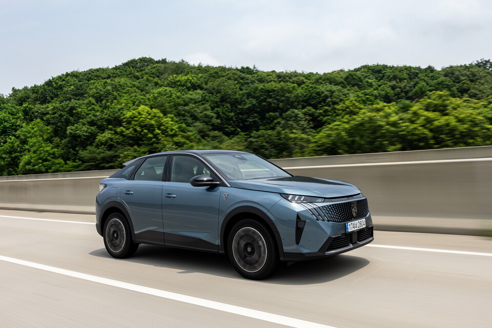 [시승기] 14.6km/L 연비에 주행 재미까지? 완벽하게 돌아온 '푸조 3008 스마트 하이브리드' | M투데이