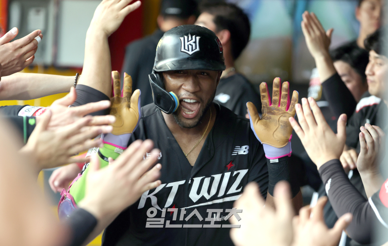 KT엔 도미니카 타자가 두 명이나 있다, 로하스·안현민 듀오 '135m·130m' 대형포 쾅쾅 [IS 인천]