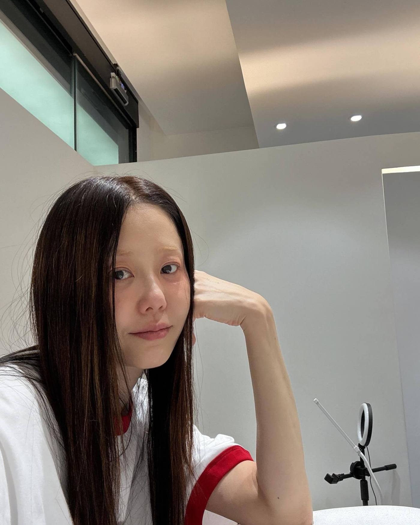 고현정, 파격 눈썹 탈색에 민낯…54세 안 믿기는 힙한 일상