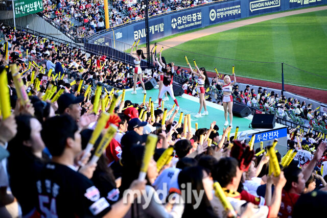 최소 경기 700만 관중·최정 500홈런·폰세 18K…뜨거웠던 2025 KBO리그 전반기 이모저모