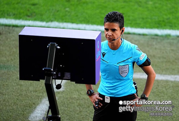 계속되는 판정 논란, KFA 결단...경기 중 심판이 VAR 관련 직접 설명 나선다 "투명성과 소통 강화 목적"