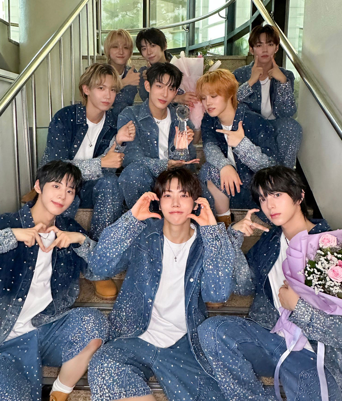 ‘괴물 신인’ 아홉(AHOF), 데뷔 10일만에 음악방송 3관왕