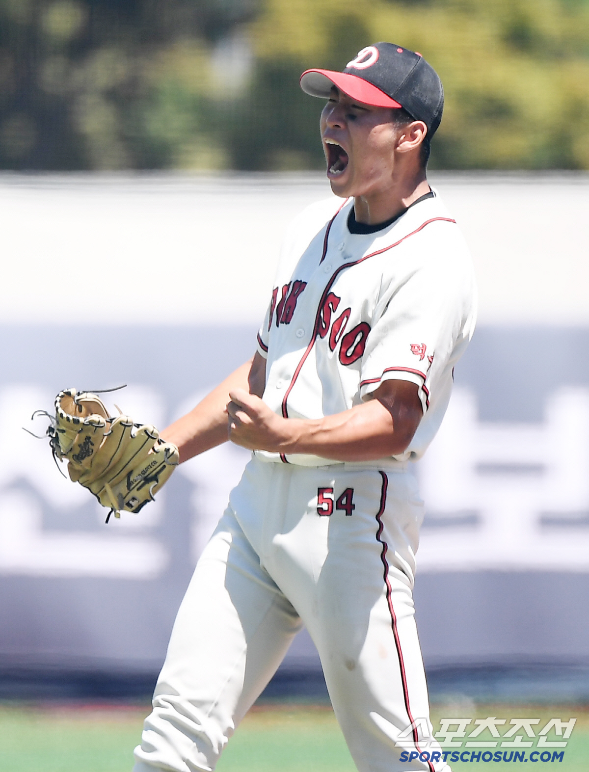 "아빠 KIA, 난 롯데" 찢어진 손가락 본드 바른 투혼, 1R픽 가능할까…前 KBO 감독도 감탄했다