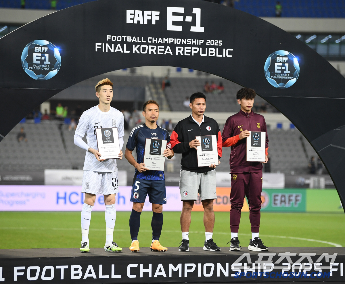 2025 EAFF E-1 챔피언십 | [포토] 각 팀 주장들과 함께 시상대에 선 조현우