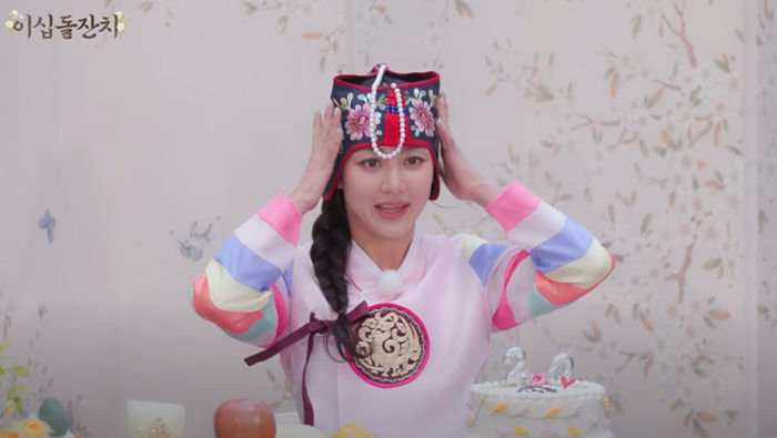 지효, JYP 20주년 ‘이십돌잔치’ 현장…트와이스→세븐틴까지 총출동