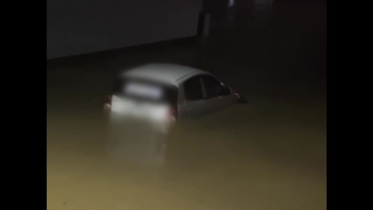 폭우에 반쯤 물에 잠긴 차량..."안전 유의해야"