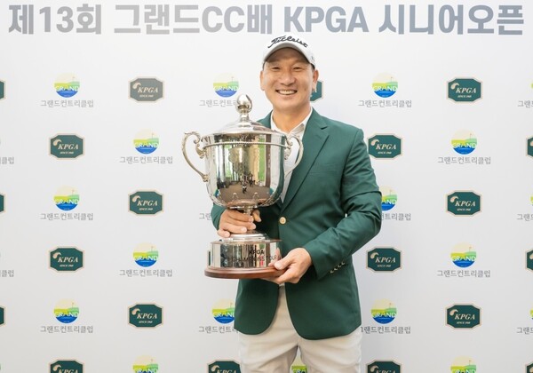 강천구, KPGA 시니어오픈 압승…챔피언스투어 첫 우승