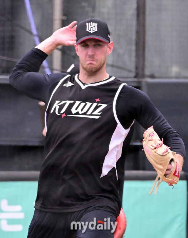 "그렇게만 던져" 158km 외인 신입생 KBO 데뷔 임박…이강철 후반기 승부수, 신인왕 에이스 필승조 준비한다 [MD수원]