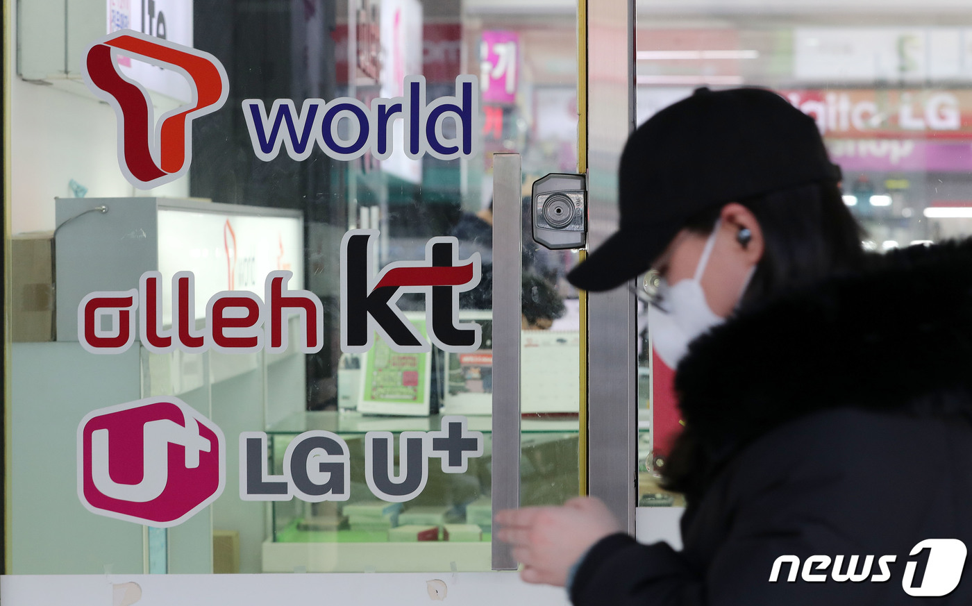 SKT, 해킹 사태 여파에 10년 만에 '점유율 40%' 무너졌다