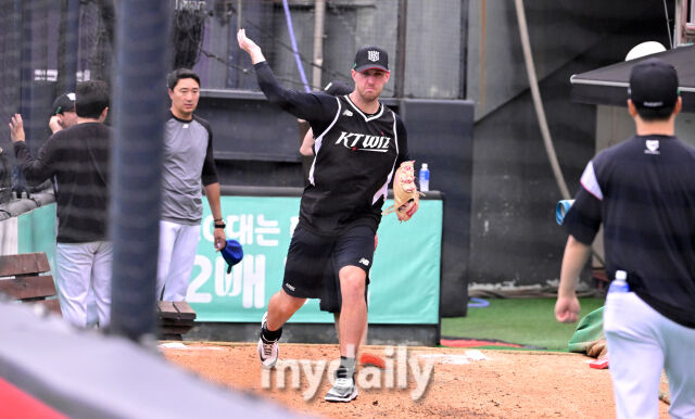 4억에 ML 35G 경력자 데려오다니…KBO 선배들이 특급 노하우 전수, 158km 강속구로 평정하나 "자신감 있다"