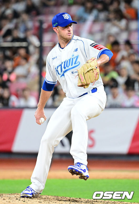 데뷔전인데 154km+2이닝 퍼펙트 실화? 우승 외인 대체자, 1위팀 강타선 압도하다…3억 투자 대박 예감