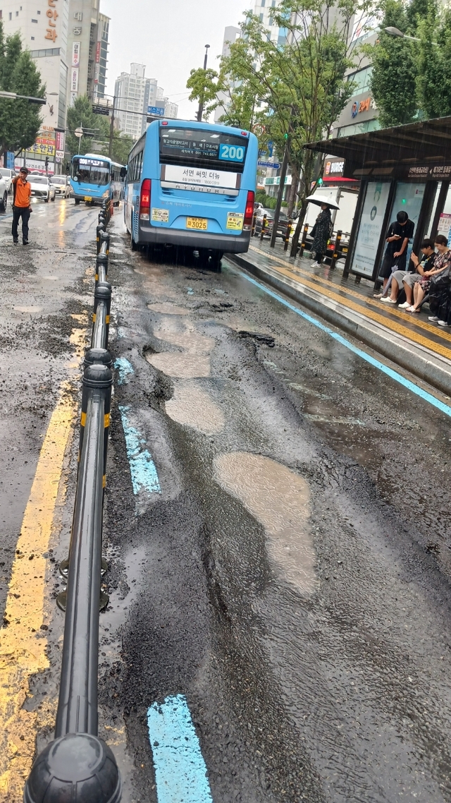 부산 사흘 호우에 포트홀만 1m, 기와·외벽 파손…경남 119 폭주에 ‘대리 신고’ 52건 접수도