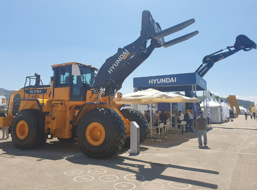 회복 요원한 美 건설기계 시장…HD현대·두산의 해법은? [비즈360]