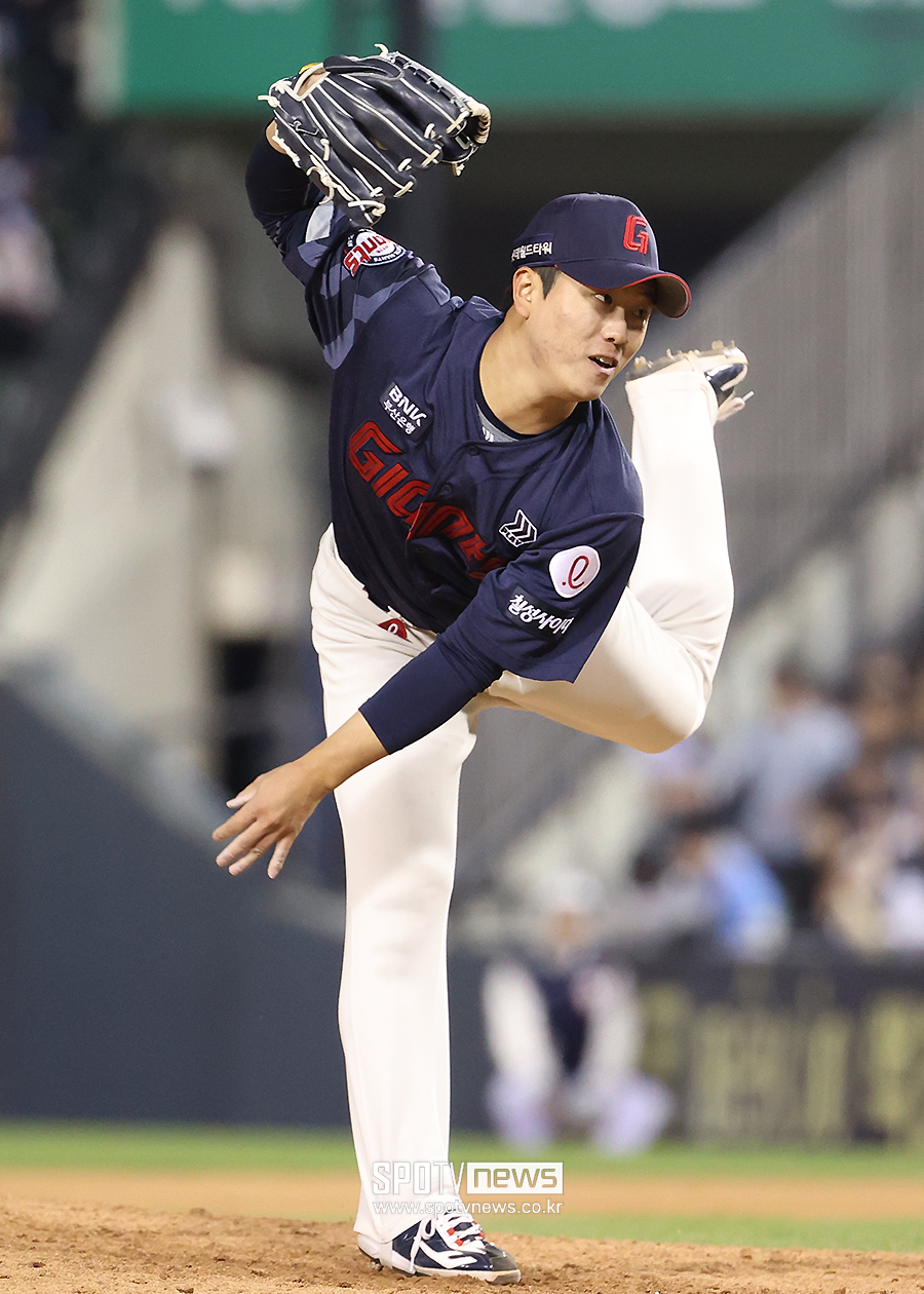 "많이 던졌지" 김태형도 인정…KBO 등판 1위 과부하는 없다? 156km 좌완 신무기 화려한 등장