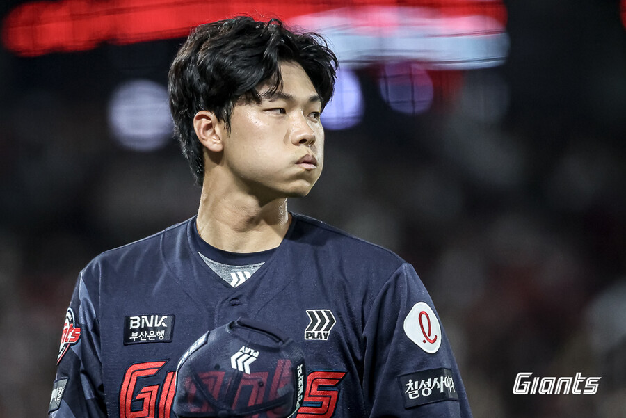 "많이 던졌지" 김태형도 인정…KBO 등판 1위 과부하는 없다? 156km 좌완 신무기 화려한 등장