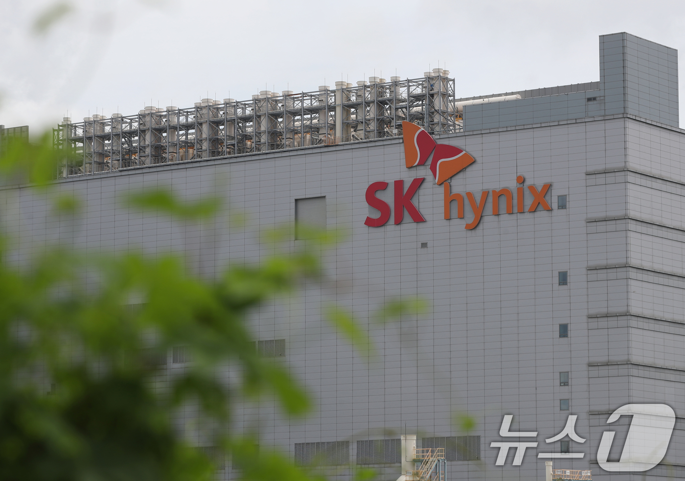 전자업계 2Q 성적표 줄줄이…먹구름 뚫고 SK하닉 9조 넘을까