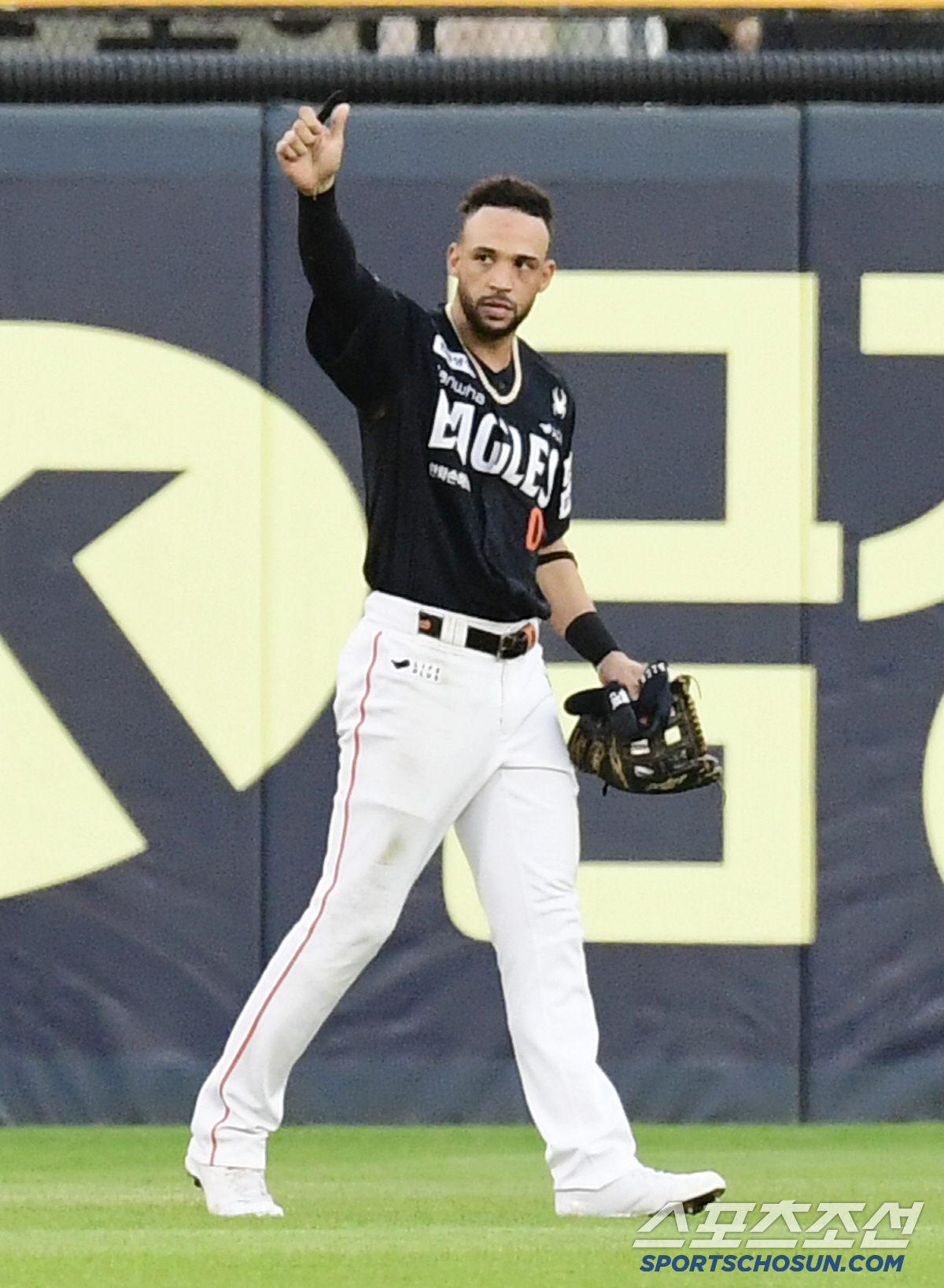 리베라토 '슈퍼캐치' 땡큐! 문동주 158km 쾅! 8승 요건 갖췄다 → 한화 10연승도 가까이