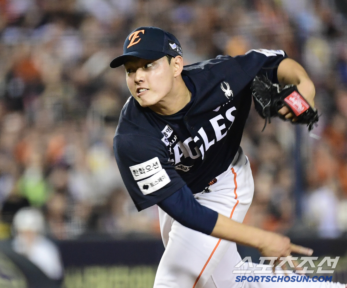 '158km 쾅! 8승 안착' 문동주, 리베라토 리스펙이 먼저였다 → "뭐야, 왜 뛰어가지? 미쳤다. 올해의 수비다"