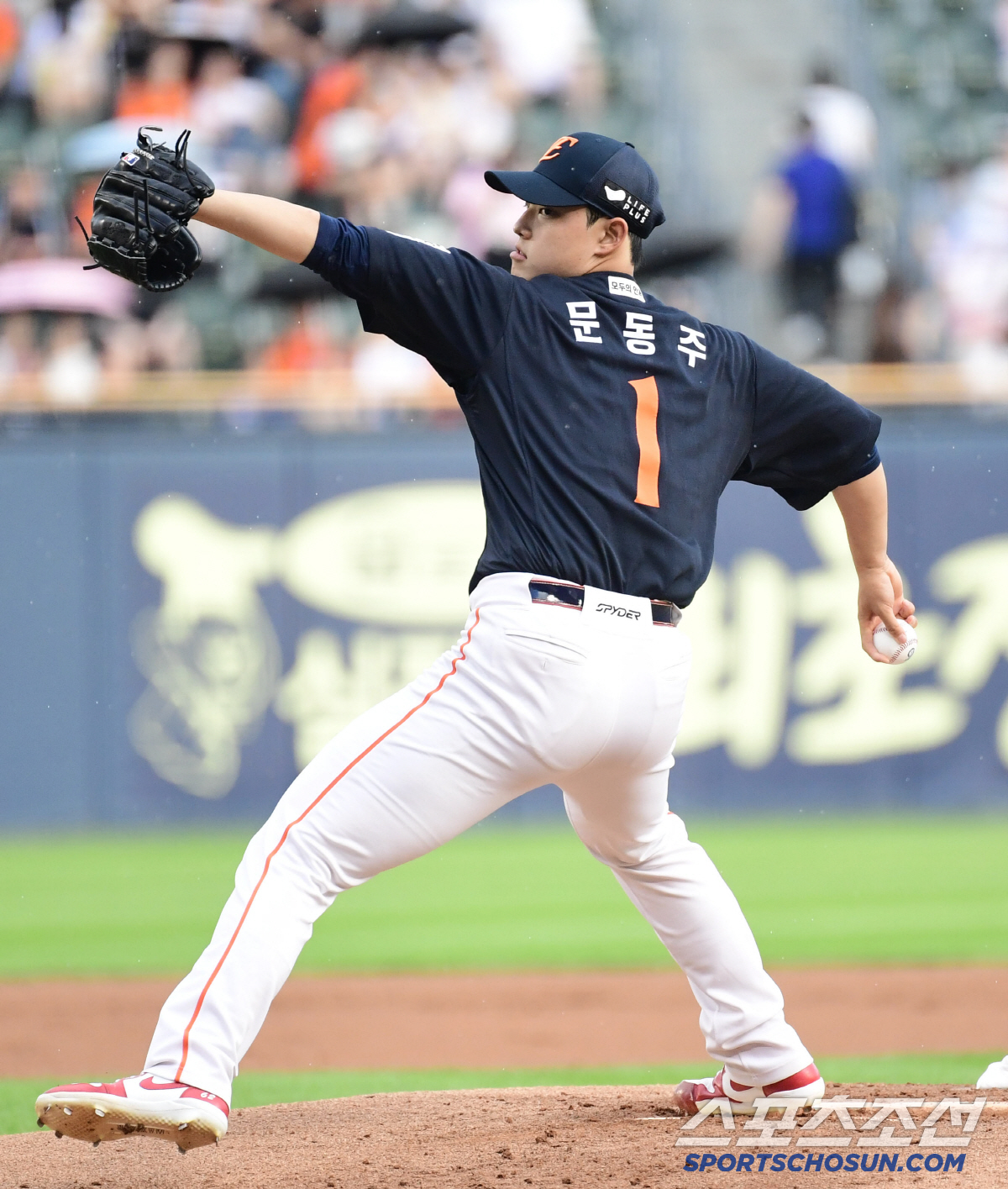 '158km 쾅! 8승 안착' 문동주, 리베라토 리스펙이 먼저였다 → "뭐야, 왜 뛰어가지? 미쳤다. 올해의 수비다"