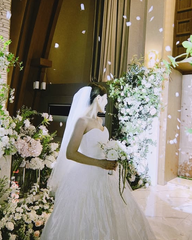 엄지원 "결혼하던 날"…'새 신부' 자태, 오윤아도 "너무 예쁨" 인정 [★해시태그]