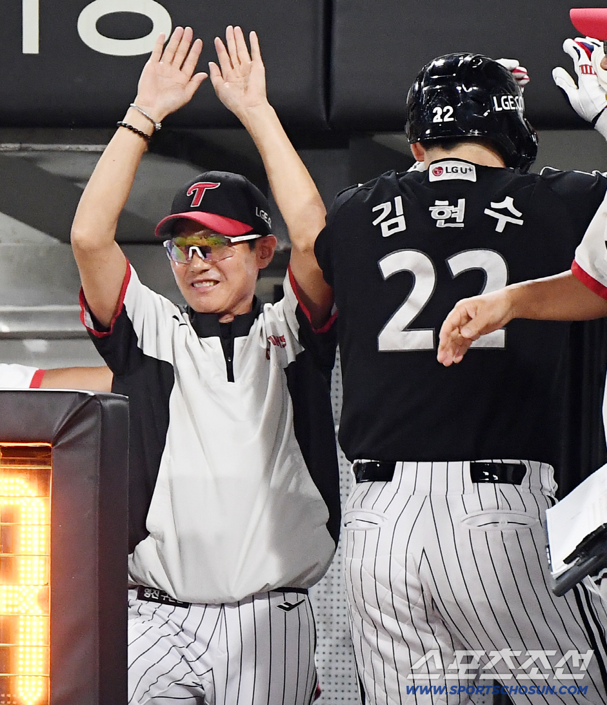 '메가 트윈스포' 8회초 8득점 대폭발 LG, KIA 스윕→4연승 행진. 대투수 6이닝 무실점에 KIA 불펜 또 붕괴. 멀어진 2위[광주 리뷰]