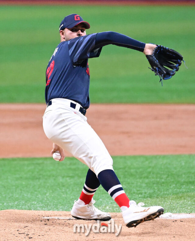'155km+KKKKKKKKK' 감보아가 선보인 철벽투! 김태형 감독 "에이스다운 면모, 완벽한 피칭" [MD고척]