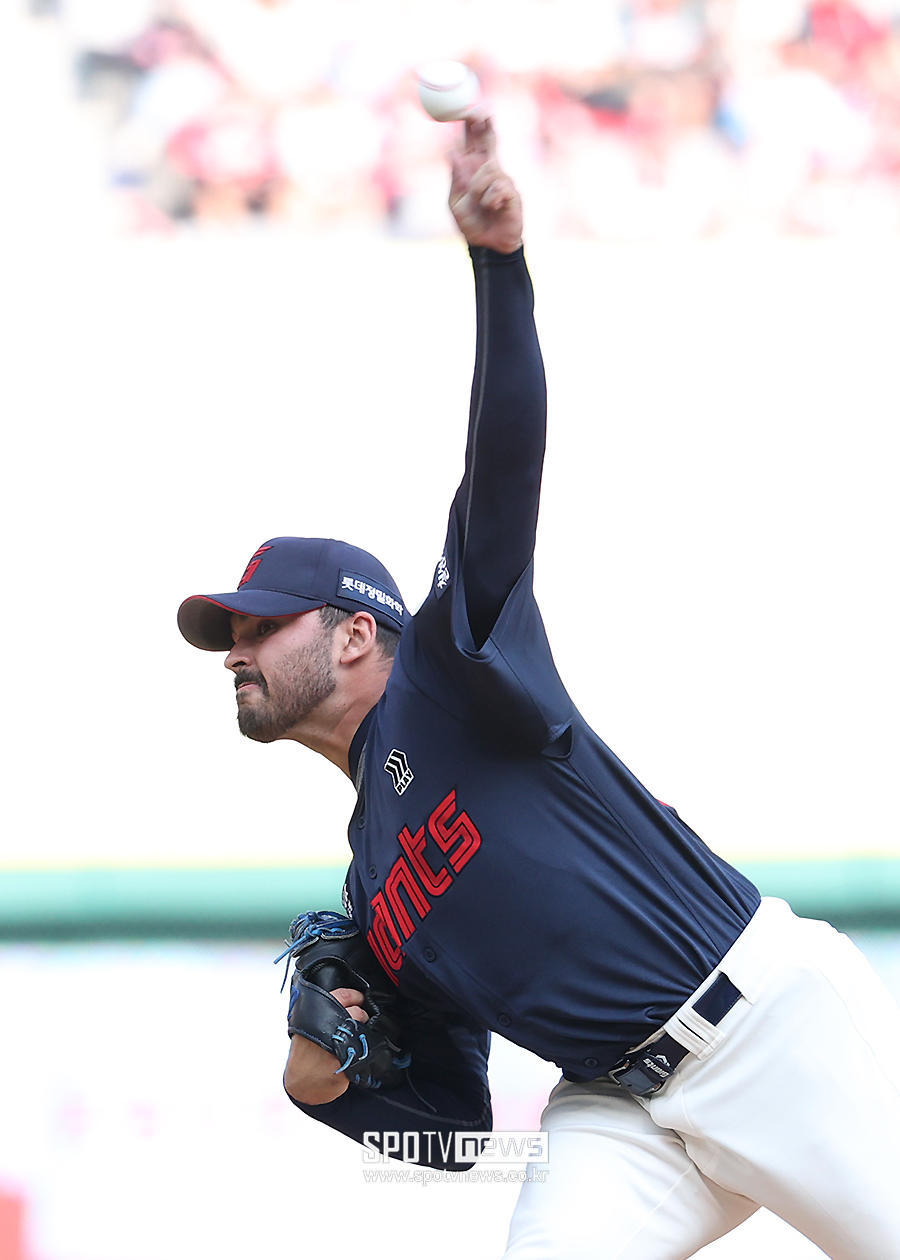 "ML 경력이 없는데 왜 데려와?" 롯데에 온 158km 괴물투수는 편견을 부쉈다