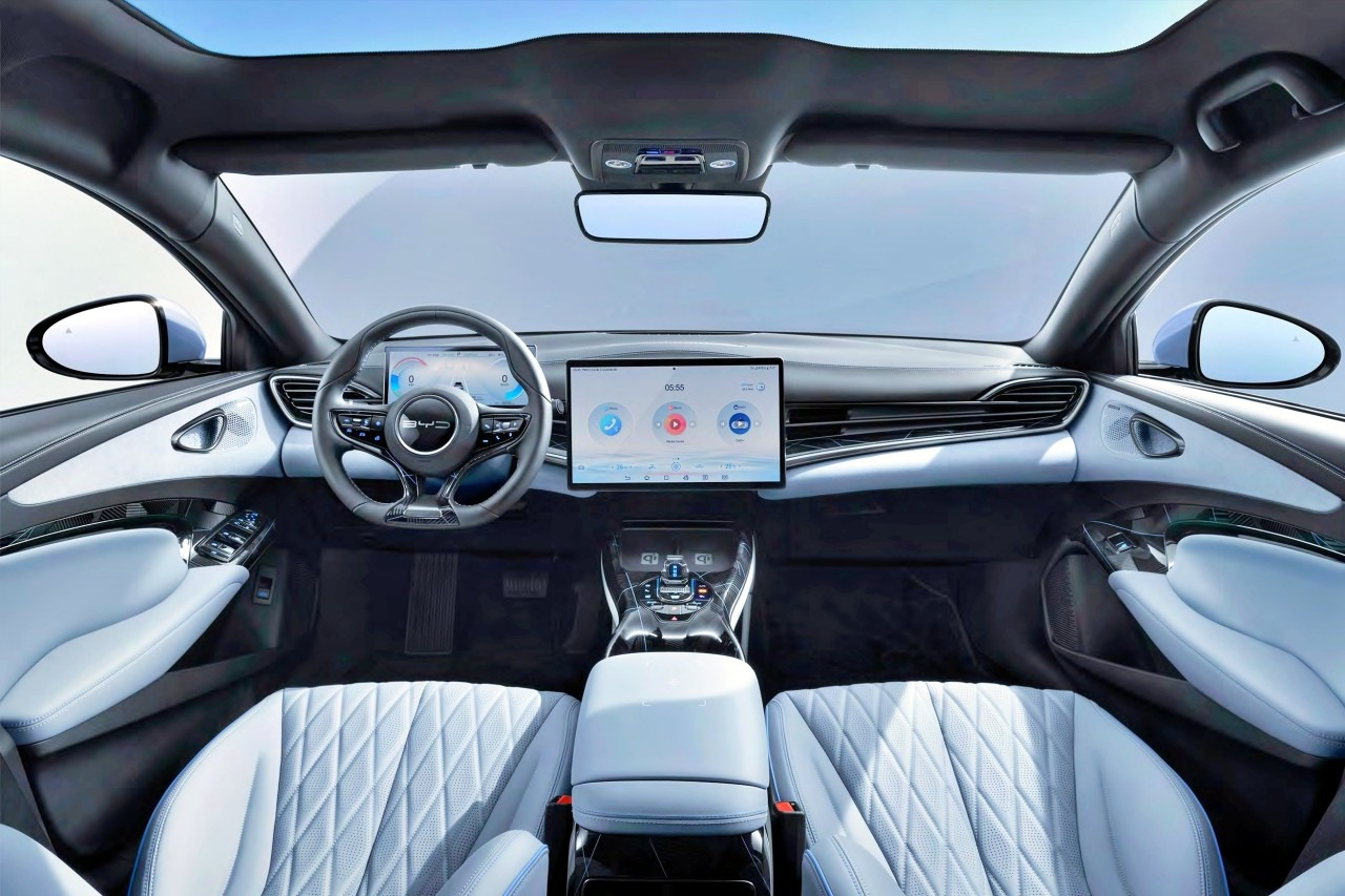 2022년 모델이 왜 지금 왔나…BYD 씰, 수출용·내수용 따로였다 | EV-Hotissue