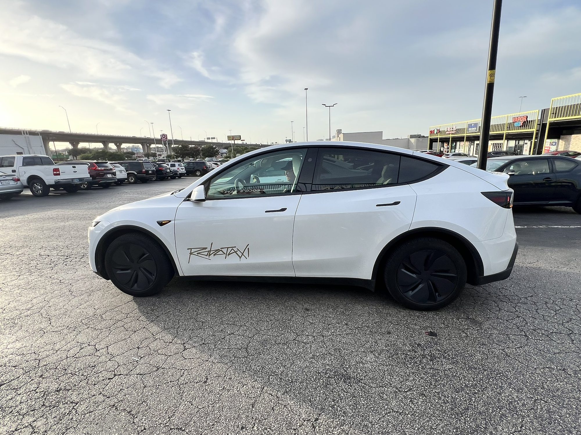 기아는 플랫폼 새로 만들고, 테슬라는 그냥 Y에서 뺐다 | EV-Hotissue