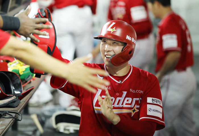 사상 첫 ‘류김대전’, 김광현이 웃었다! SSG, 한화 9-2 ‘완파’→주말 3연전 1승1패 균형 [SS대전in]