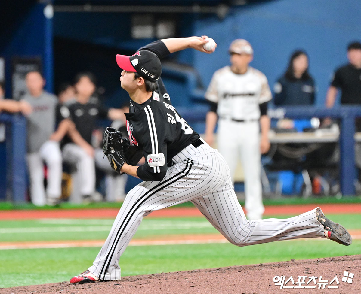 '최고 158km' LG 광속구 루키, "아직 회전수 약해→매일 악력기 들고 다닌다, 내년 우리 팀 핵심" [잠실 현장]