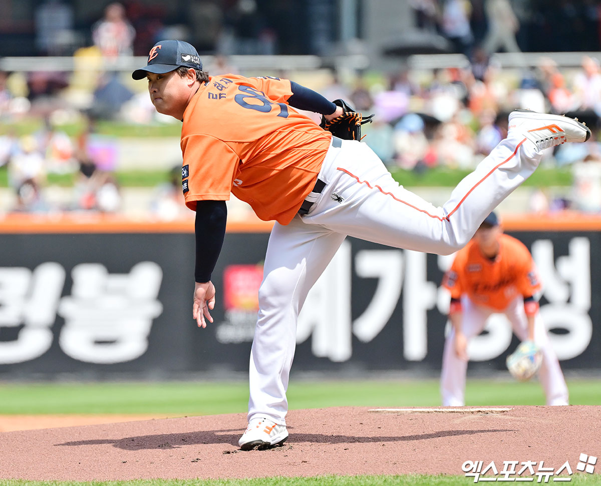 '1이닝 5실점 와르르' 류현진, KBO리그 '개인 최소 이닝' 강판 치욕…김광현과 첫 대결, 32구 던지고 OUT [대전 라이브]