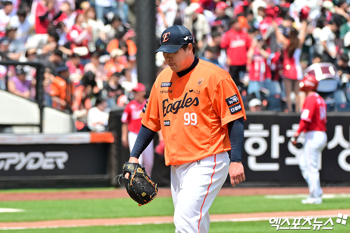 '1이닝 5실점 와르르' 류현진, KBO리그 '개인 최소 이닝' 강판 치욕…김광현과 첫 대결, 32구 던지고 OUT [대전 라이브]