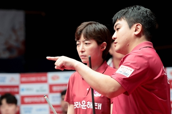 ‘강지은 2승’ SK렌터카 휴온스 꺾고 단독1위 질주…크라운해태는 에스와이에 완승[PBA팀리그 1R]