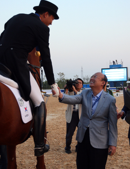 '회장님+AG 金3 아드님' 함께 왔다…한화 'KBO 44년사 최초' 대기록 수립!→홈+원정 30경기 연속 완판 [대전 현장]