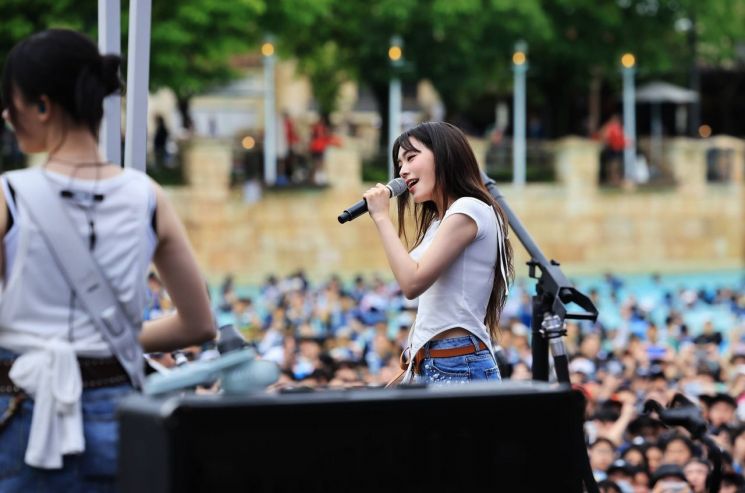 QWER도 왔다…캐비에서 에버랜드까지 '투파크' 이벤트