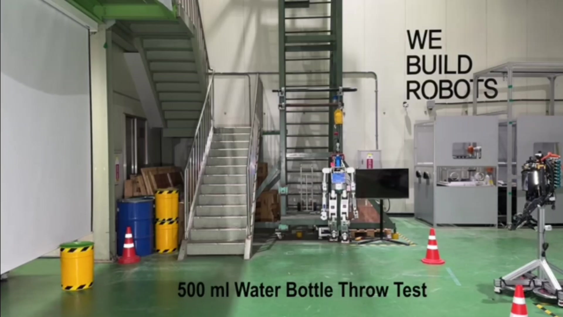 물병 휙 던져 통 안에 '골인'…국산 재난 로봇, 외신도 주목