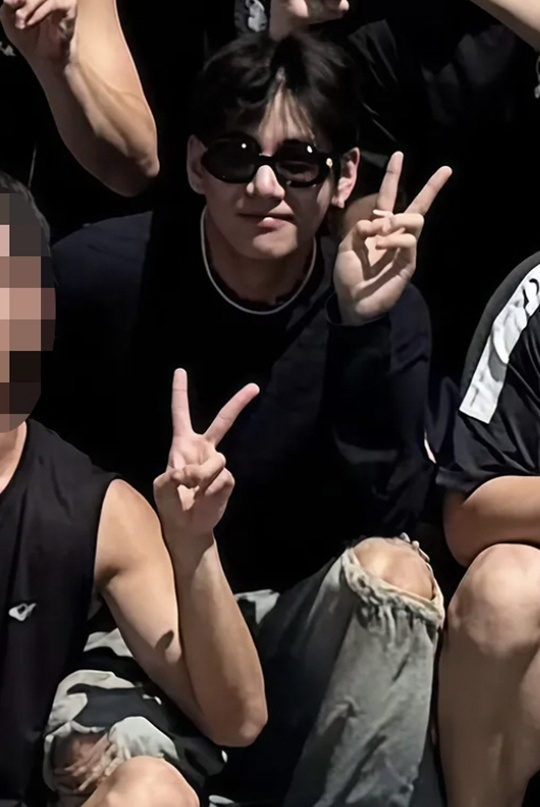 BTS 뷔, 맞후임 전역에 SDT 부대 방문...끈끈한 전우애