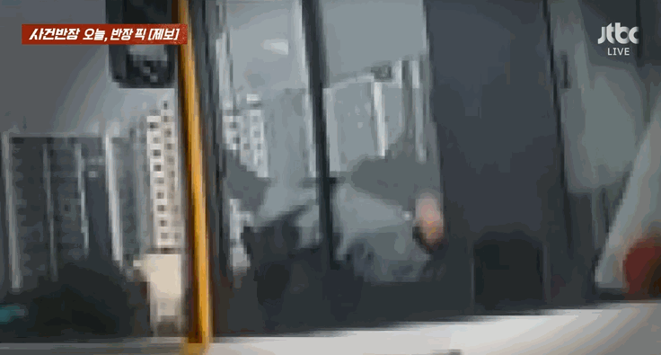 "저게 진짜 발이야?"...휘청이는 버스, 운전석 보고 '기겁'