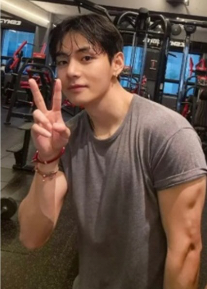 [SCin스타] ‘군백기 끝→24kg 벌크업 성공?’ BTS 뷔, 헬스장서 갈라진 팔근육 자랑