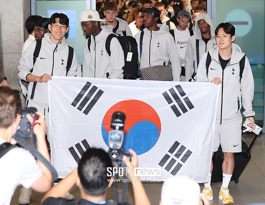 [포토S] 손흥민-양민혁, '함께 태극기 들고 귀국'