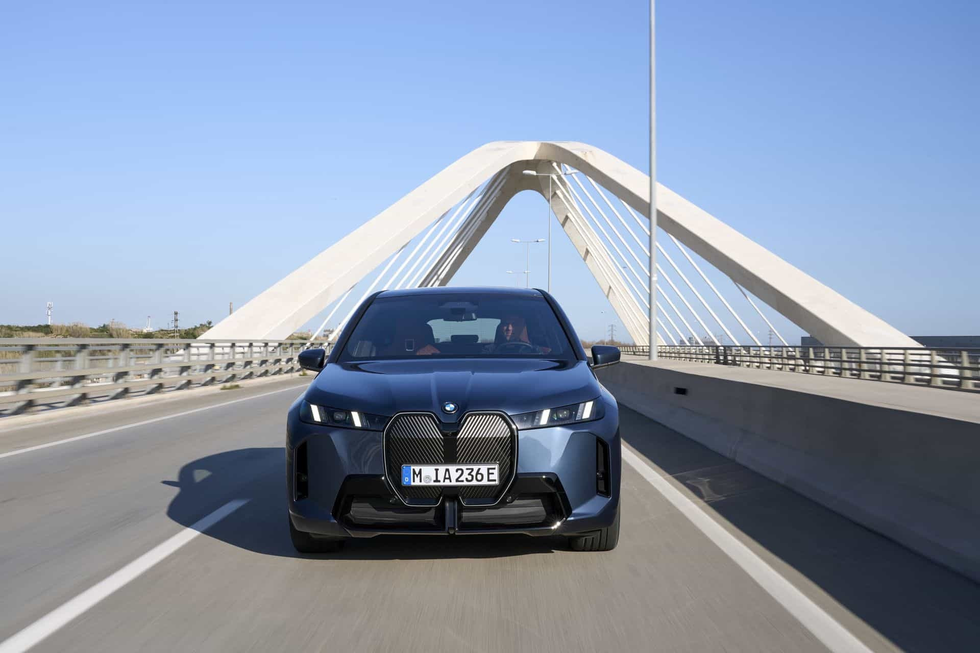 BMW iX xDrive45 M스포츠, 가성비 킹의 반격이 시작됐다 | 두맨카
