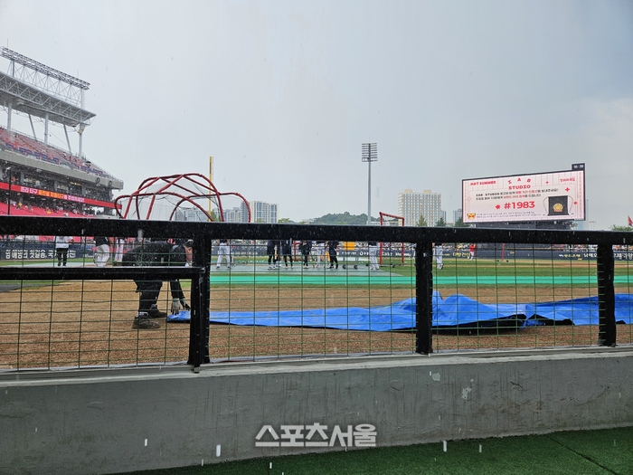‘갑작스러운 폭우’ KBO 광주 한화-KIA전, ‘오후 7시’ 시작으로 1시간 연기 [SS광주in]