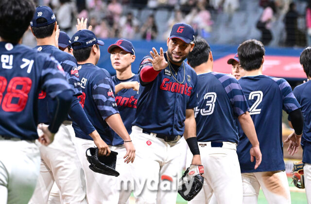 3회까지 9득점 초전박살, 김태형 감독 칭찬 폭발 "야수들 집중력 있는 모습, 결과로 이어졌다" [MD고척]